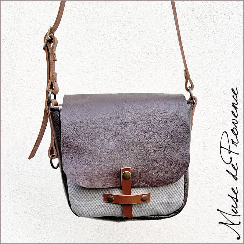 Sac besace multipoche Best. Un sac à bandoulière tissu et cuir.