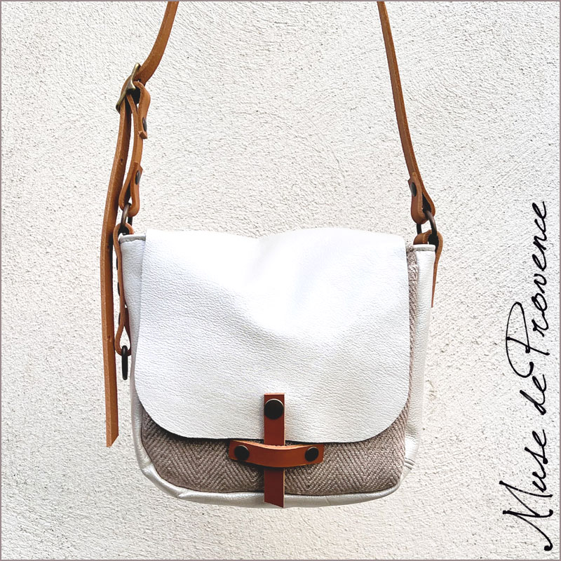Sac besace unique Iris. Un sac à bandoulière en cuir blanc et chic.